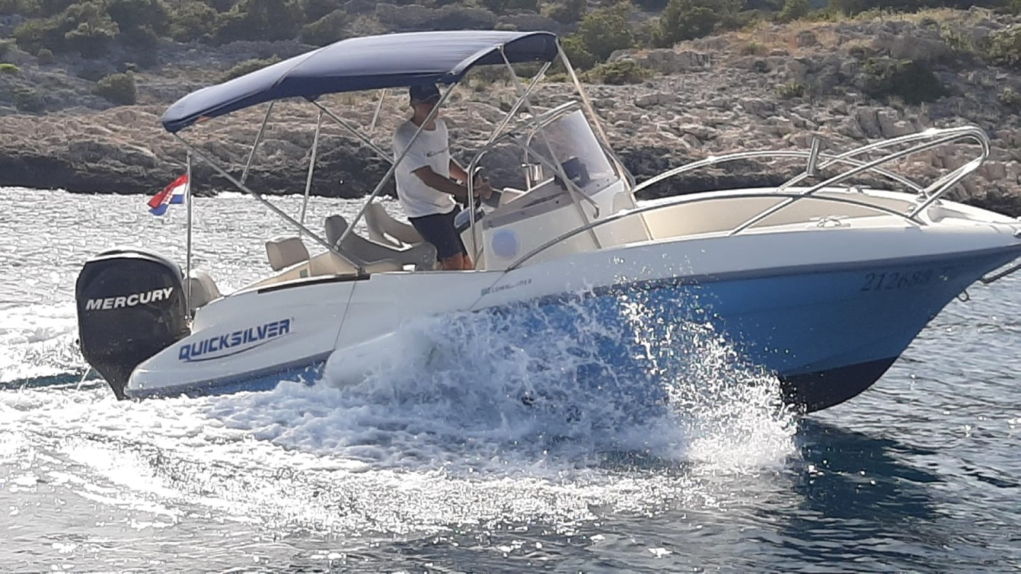 Mieten Sie ein Motorboot Quicksilver 555 WA Commander Rogoznica - SamBoat
