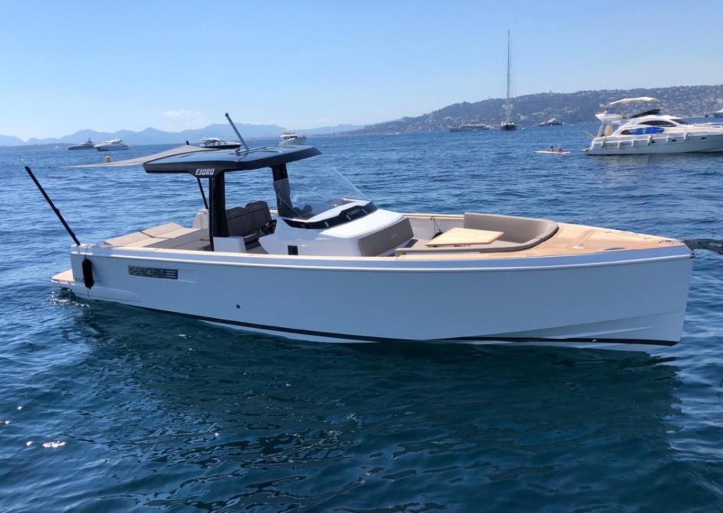 Mieten Sie ein Motorboot Fjord 38 Golfe-Juan (FJORD 38 Open) | SamBoat