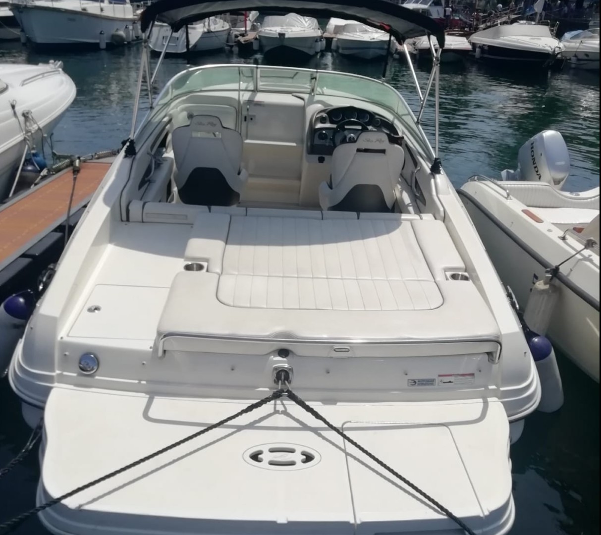 Mieten Sie ein Motorboot Sea Ray 220 Como (City) | SamBoat