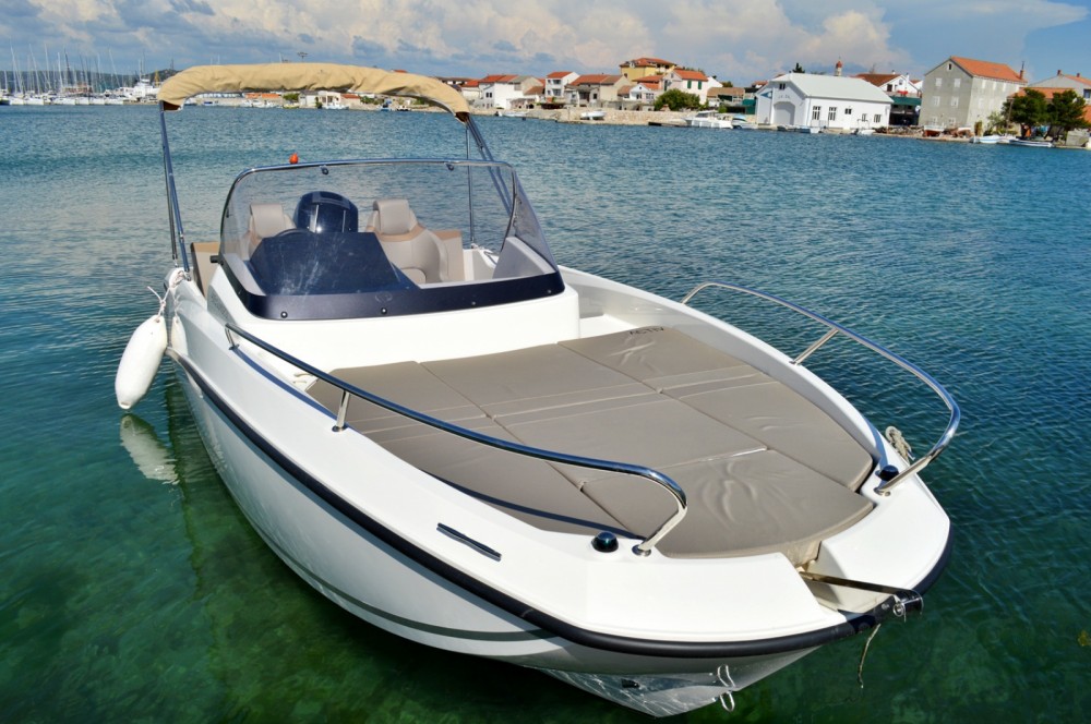 Mieten Sie ein Motorboot Quicksilver Activ 605 Sundeck Betina - SamBoat